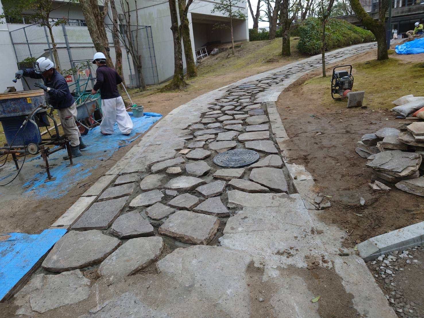 某大学通用路工事 – IKKEN、建築・土木、石、タウンスケープ｜株式会社IKKEN